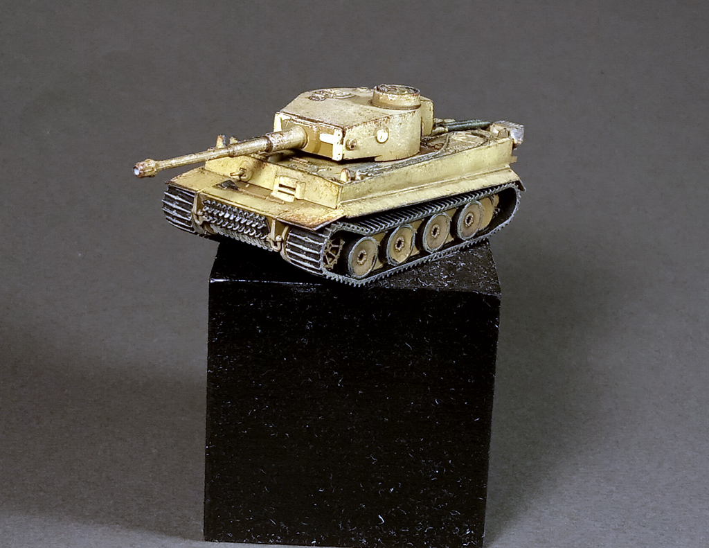 Built tank model Tiger I (early), 1/100 scale w/stand - Inspire Uplift