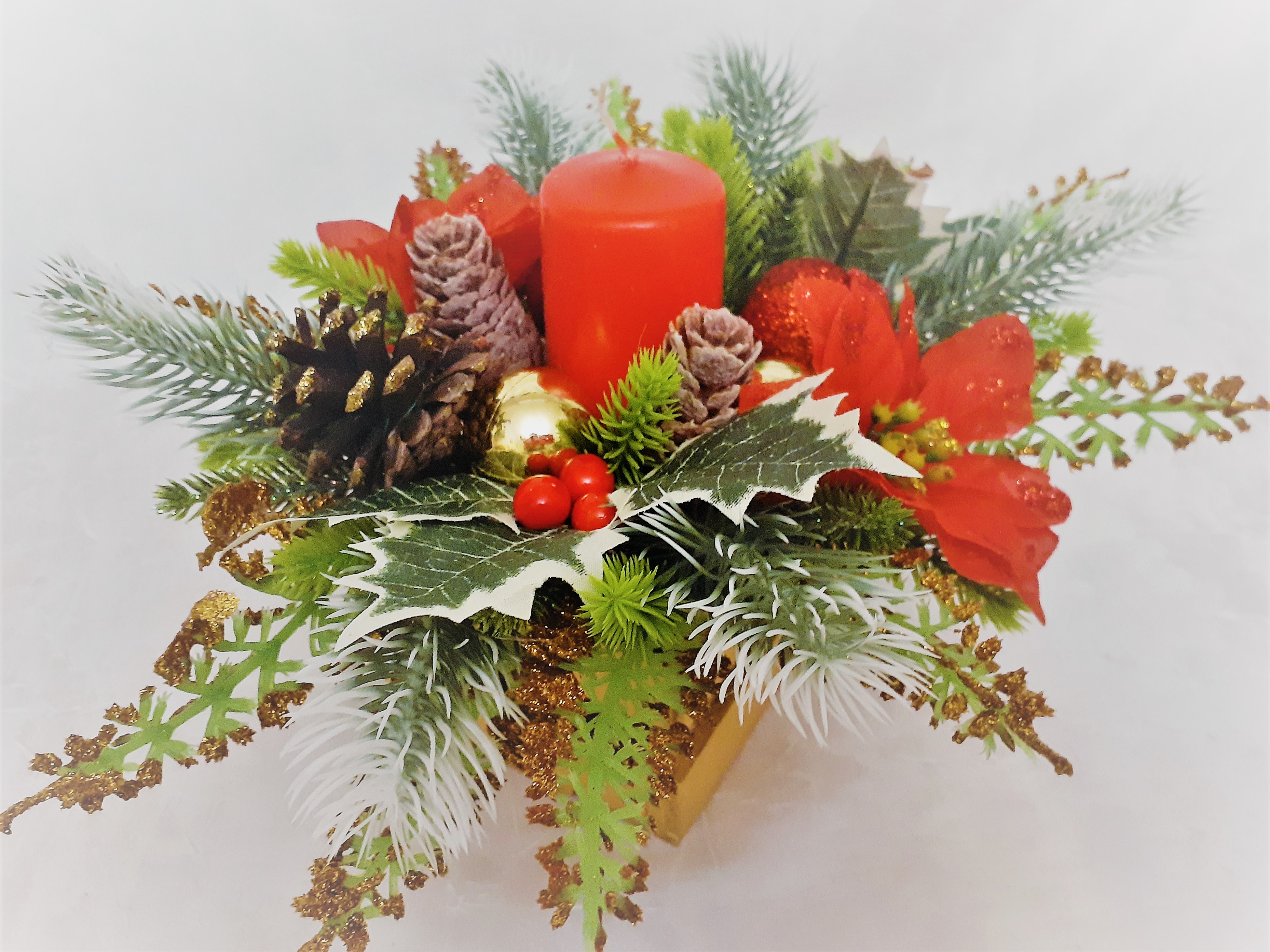 Christmas floral arrangement with candle, Red, green and gol - Inspire ...