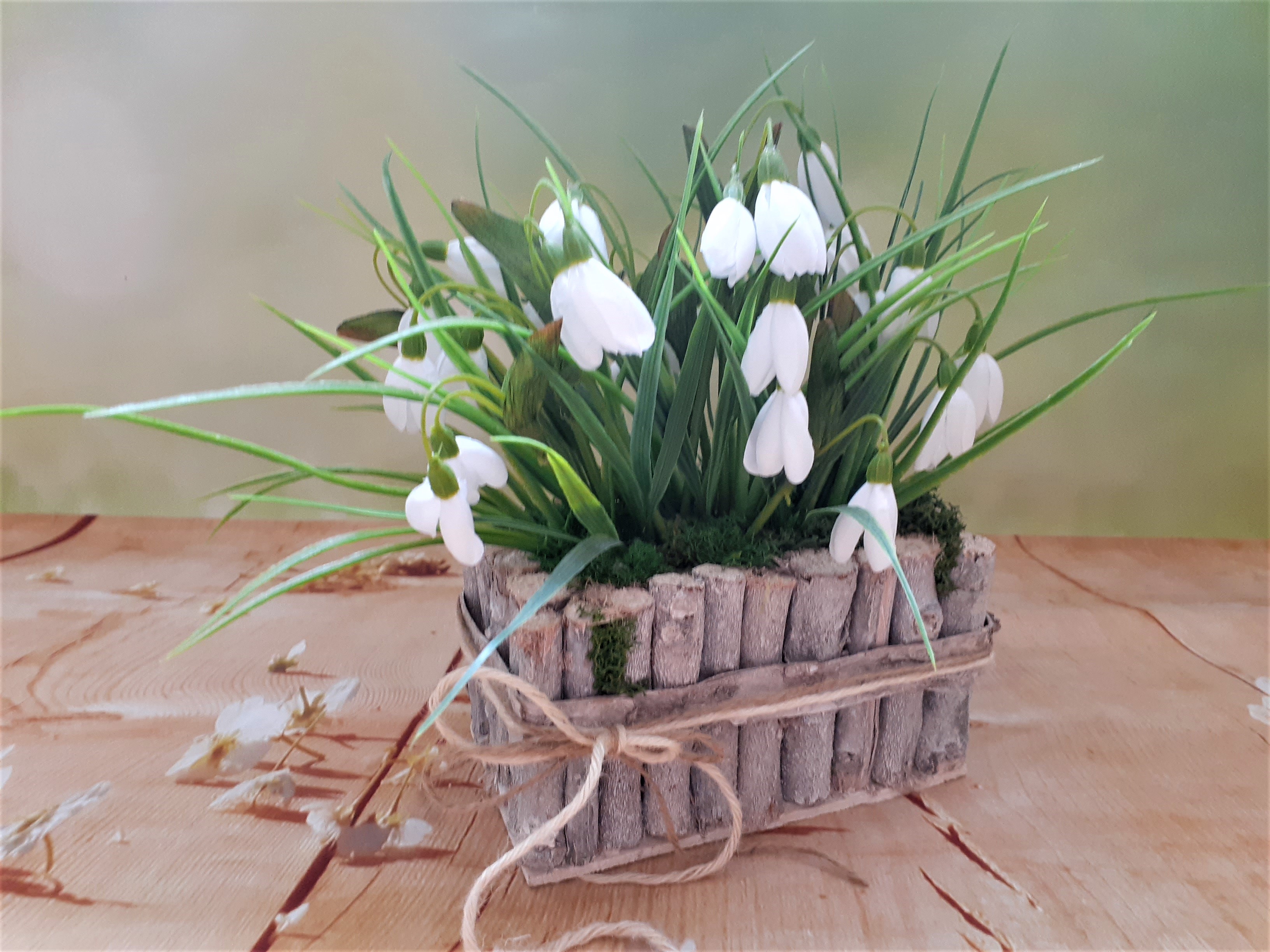 Silk Snowdrops Floral Arrangement, Faux Snowdrops Centerpiec - Inspire ...