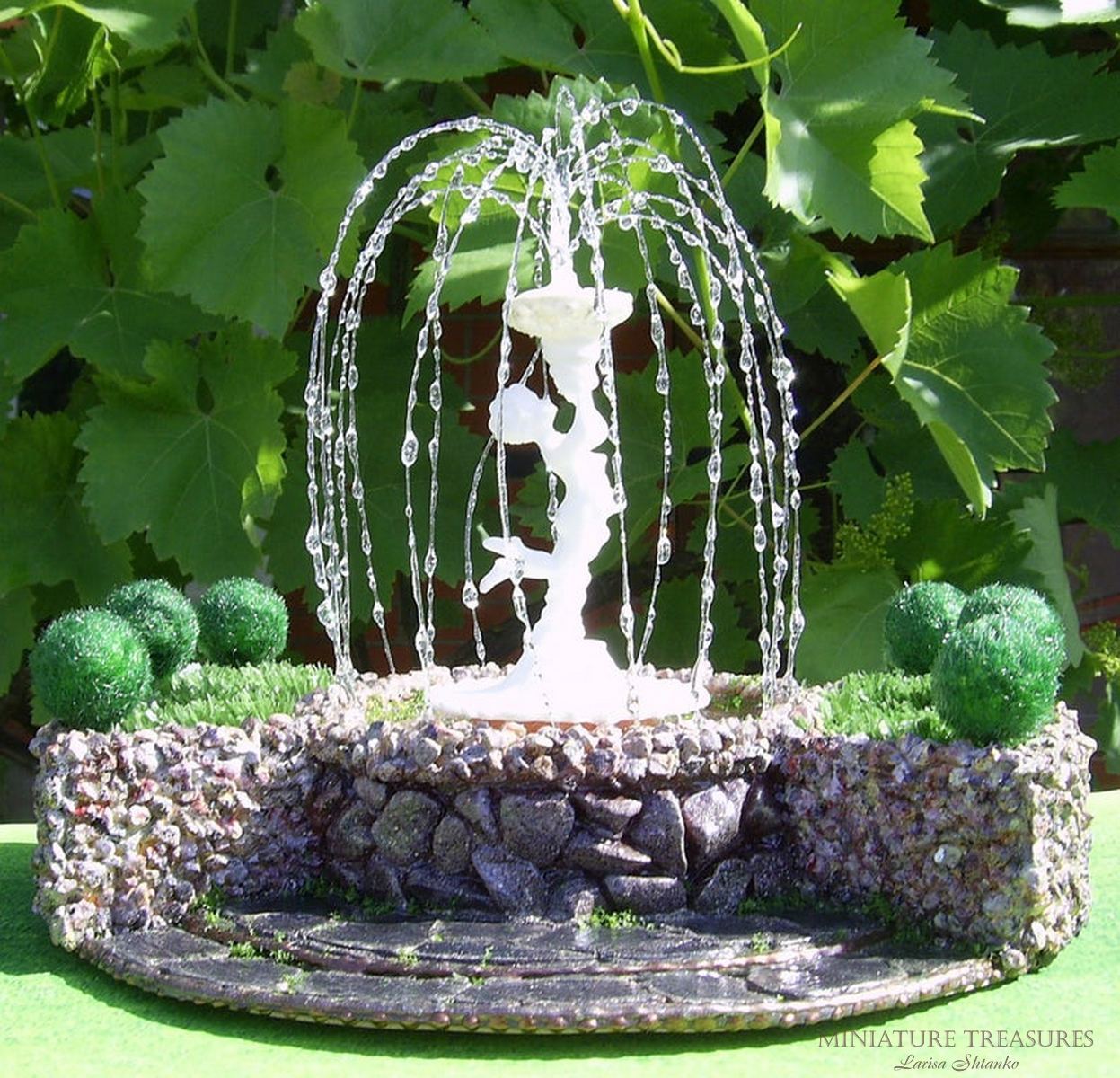 Fountain with green plants 8. Landscape miniature. Dollhous - Inspire ...