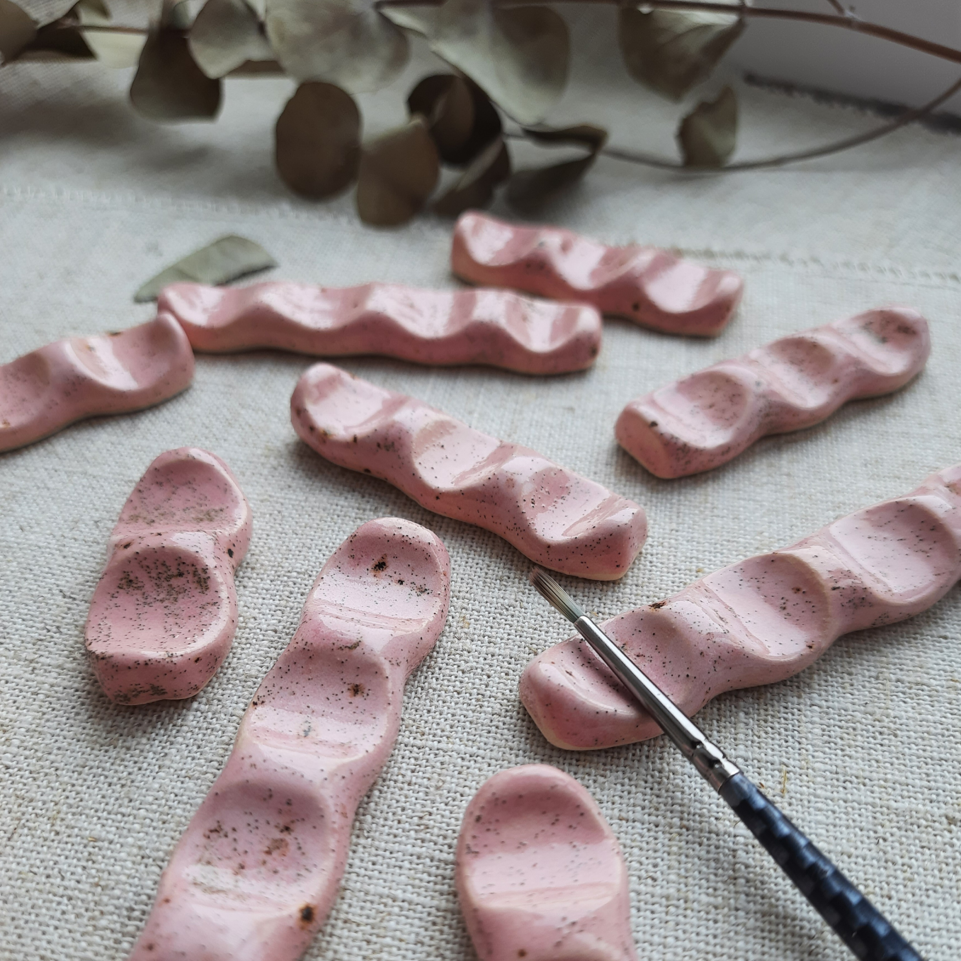 Wide paint brush holder/ Light pink ceramic brush rest/ 2,3, - Inspire ...