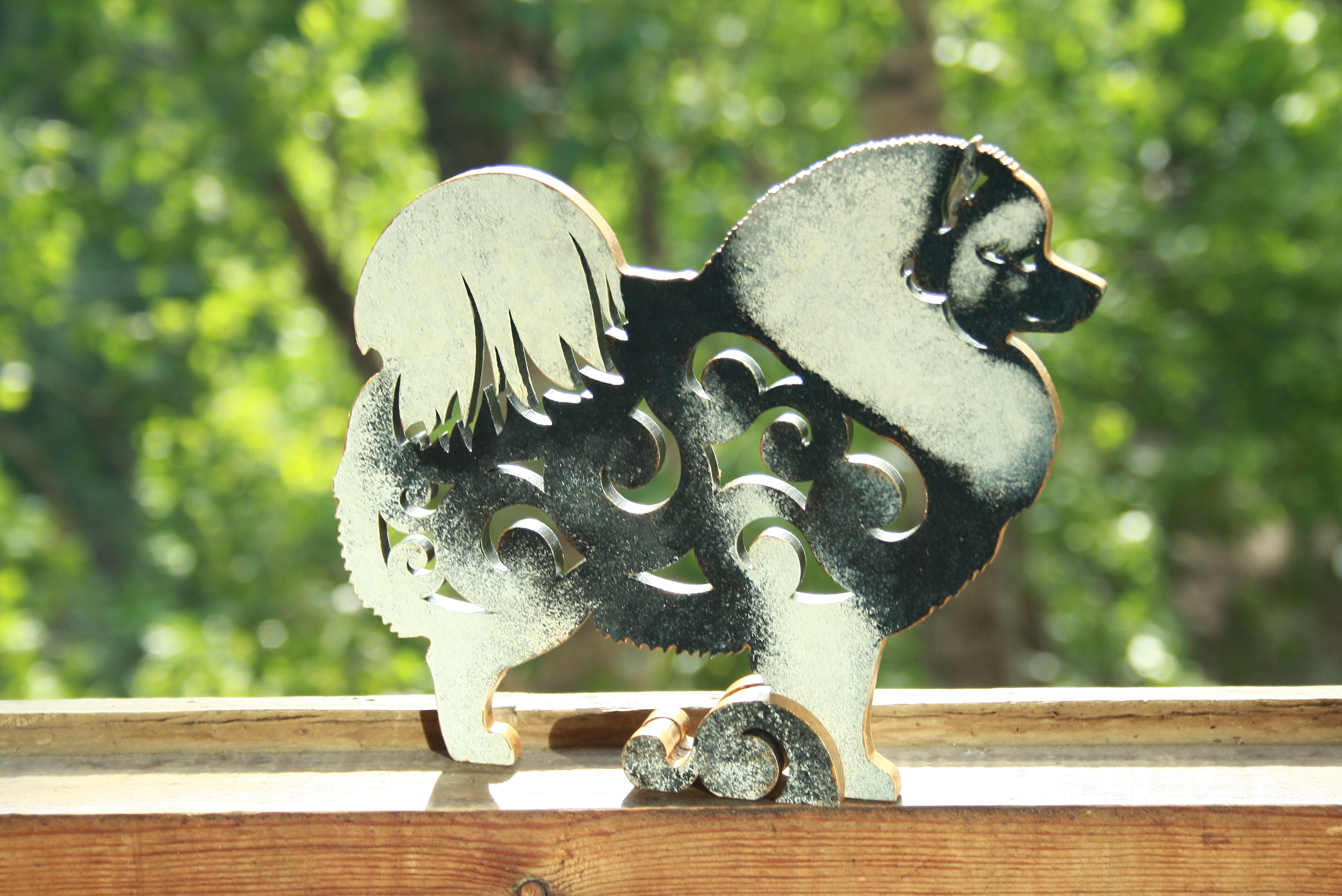 Figurine Keeshond statuette made of wood (MDF) - Inspire Uplift