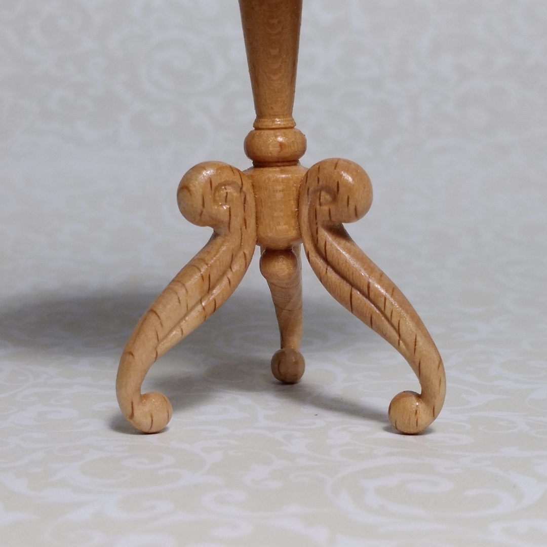 Dollhouse table in 1:12 scale. Oval miniature table - Inspire Uplift