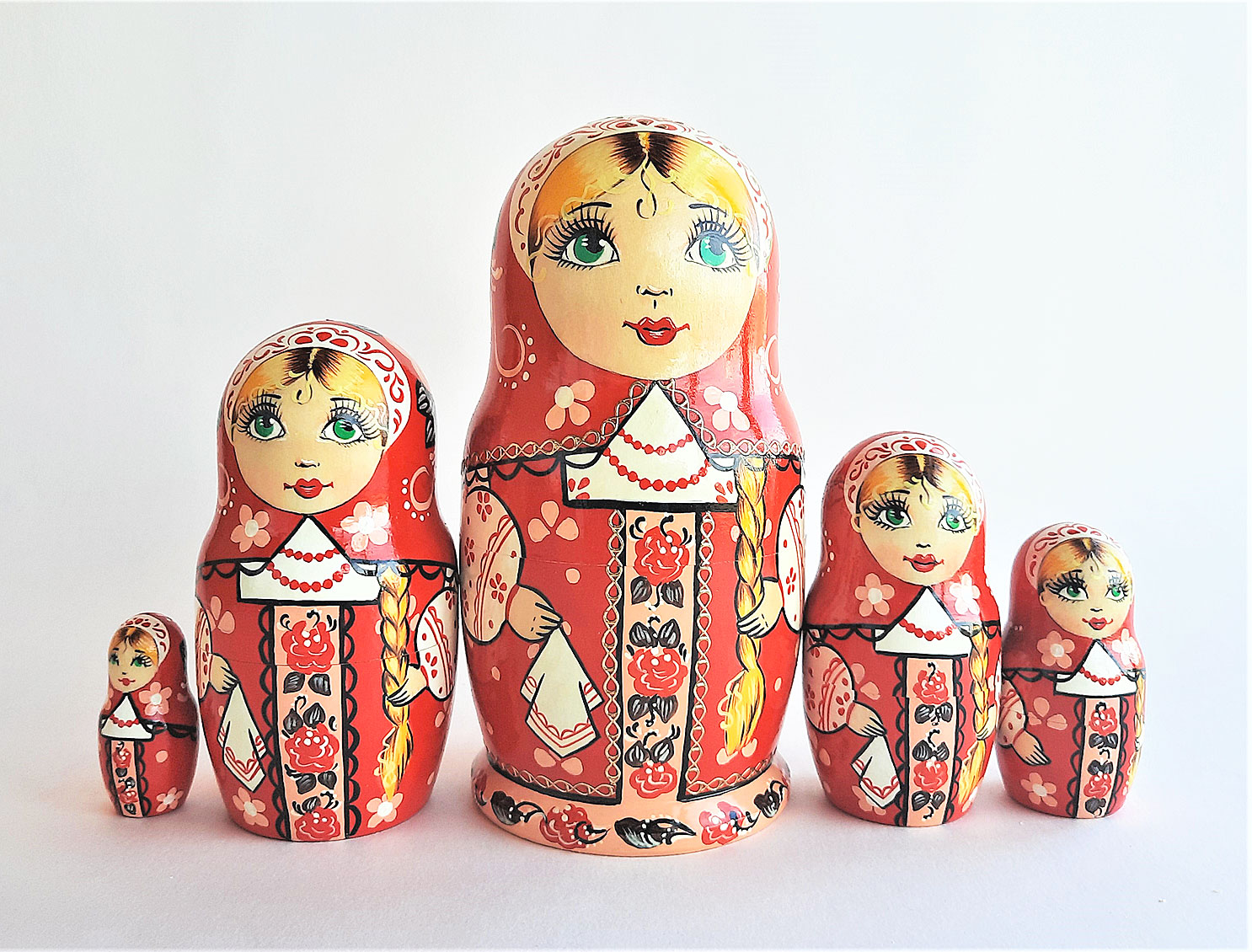 Traditioanal Russian doll Matryoshka - red wooden nesting do - Inspire ...