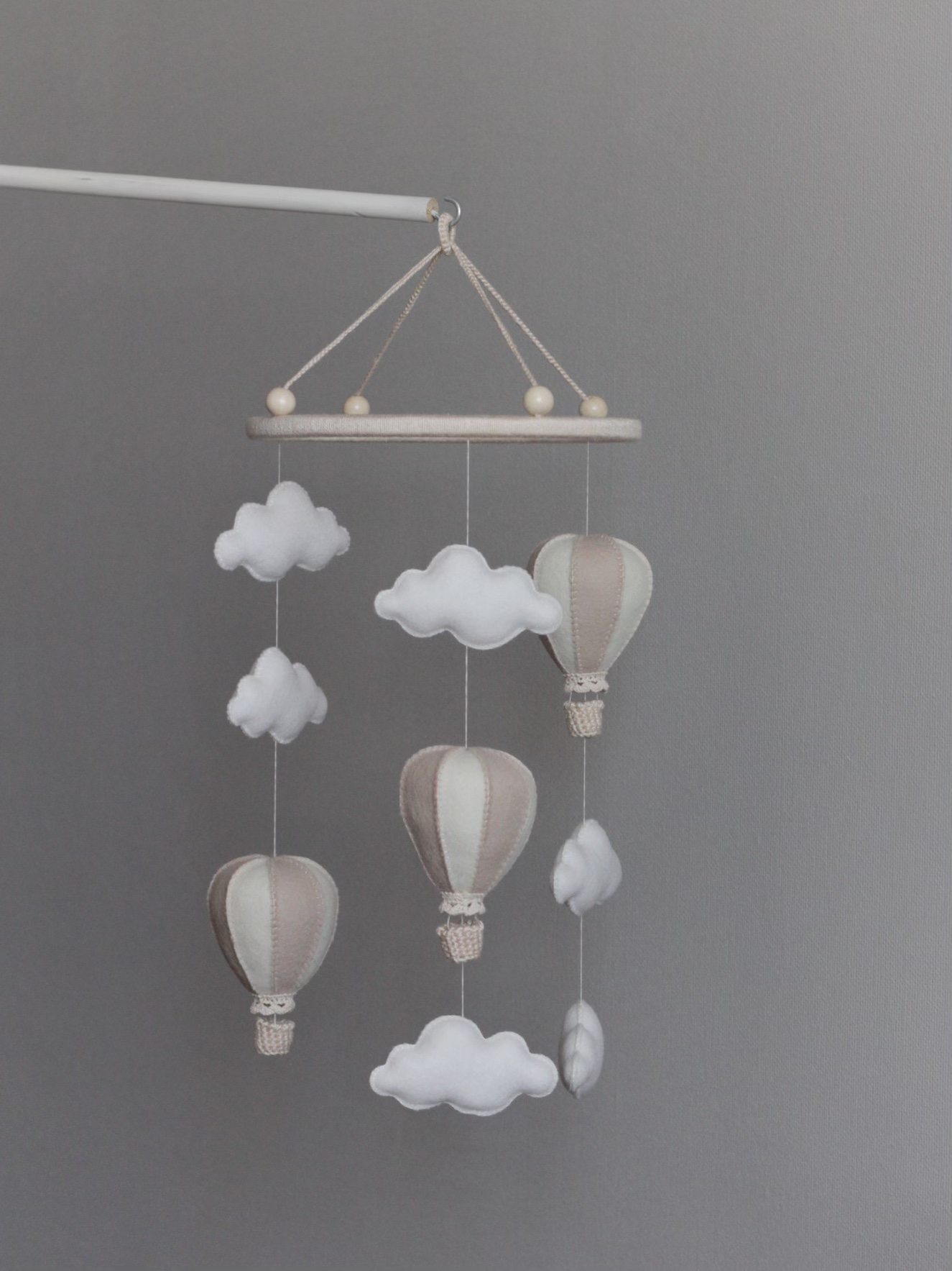 Baby mobile with beige hot-air balloons, Cradle mobile, Crib | Inspire ...