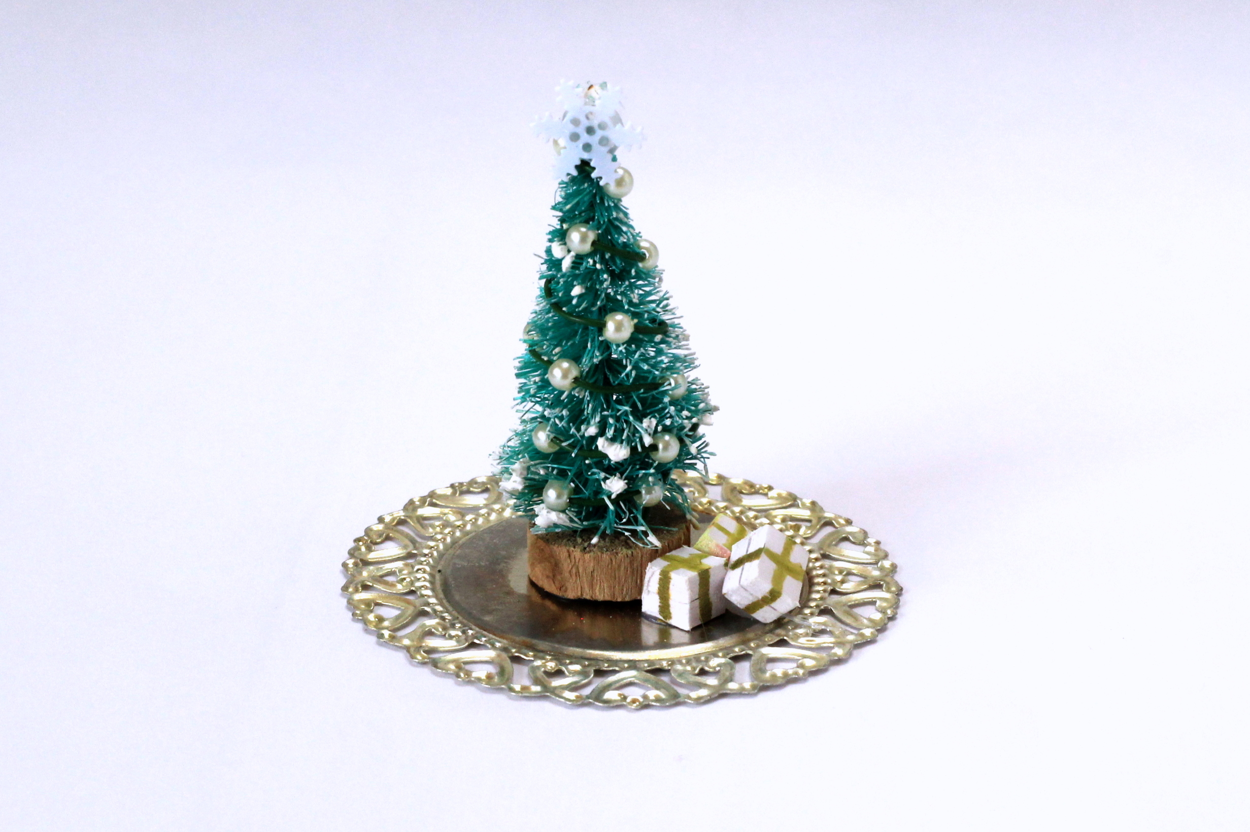 Miniature Christmas tree with presents on the tray. Dollhous | Inspire ...