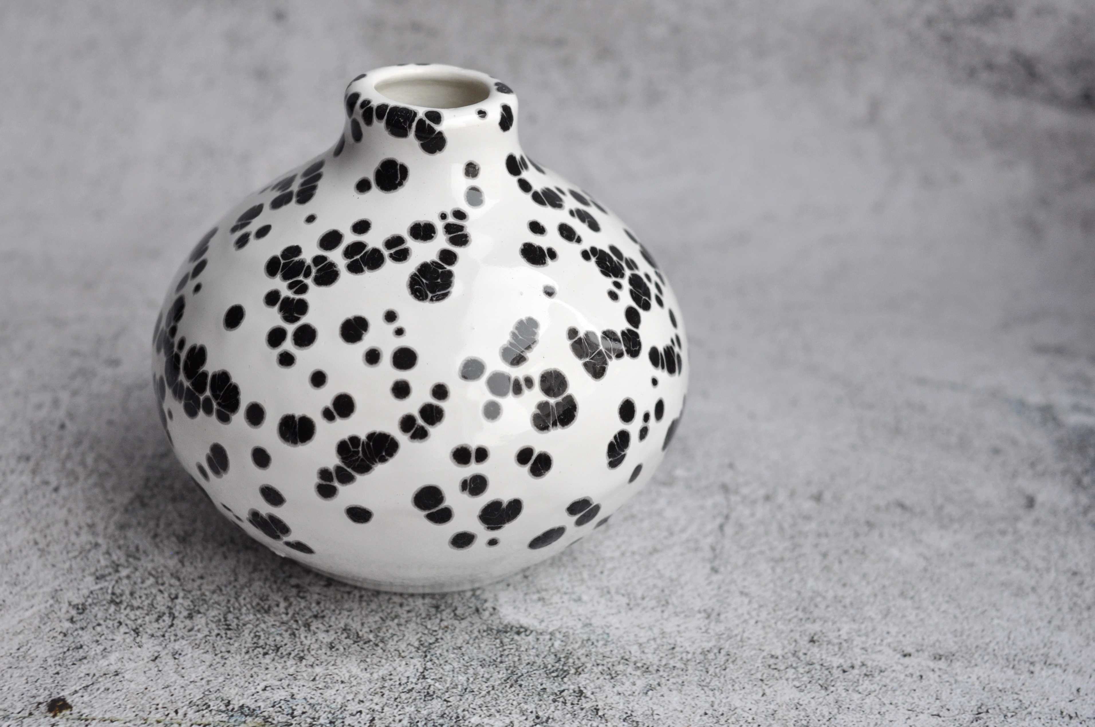 Dalmatian vse, modern centerpiece bud vase in speckled color - Inspire ...