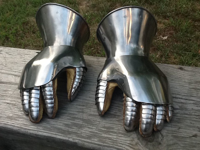 Medieval Hourglass Gauntlets With Segmented Fingers For 14th | Inspire ...