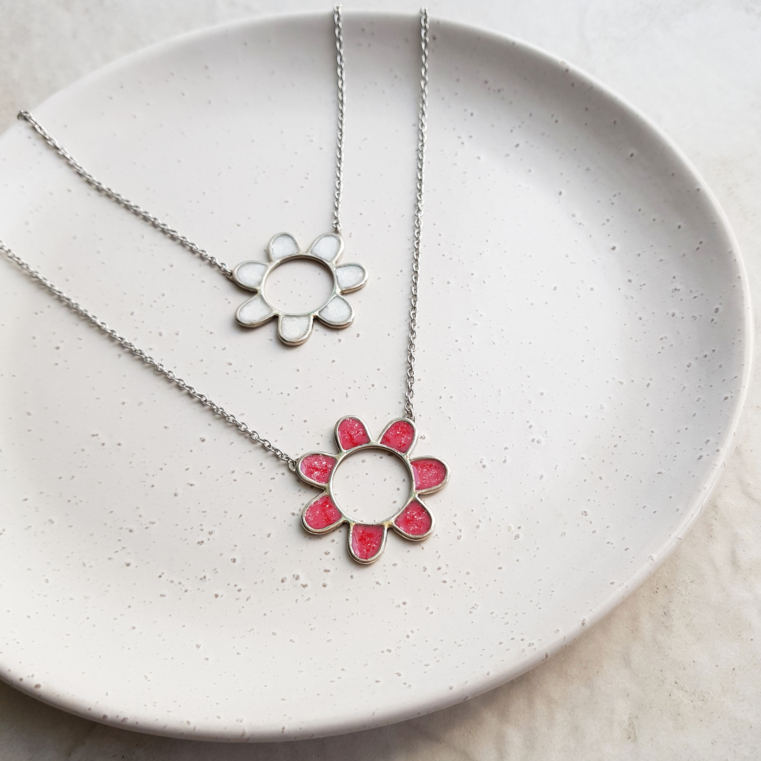 Circle flower pendant, 12 colors | Inspire Uplift