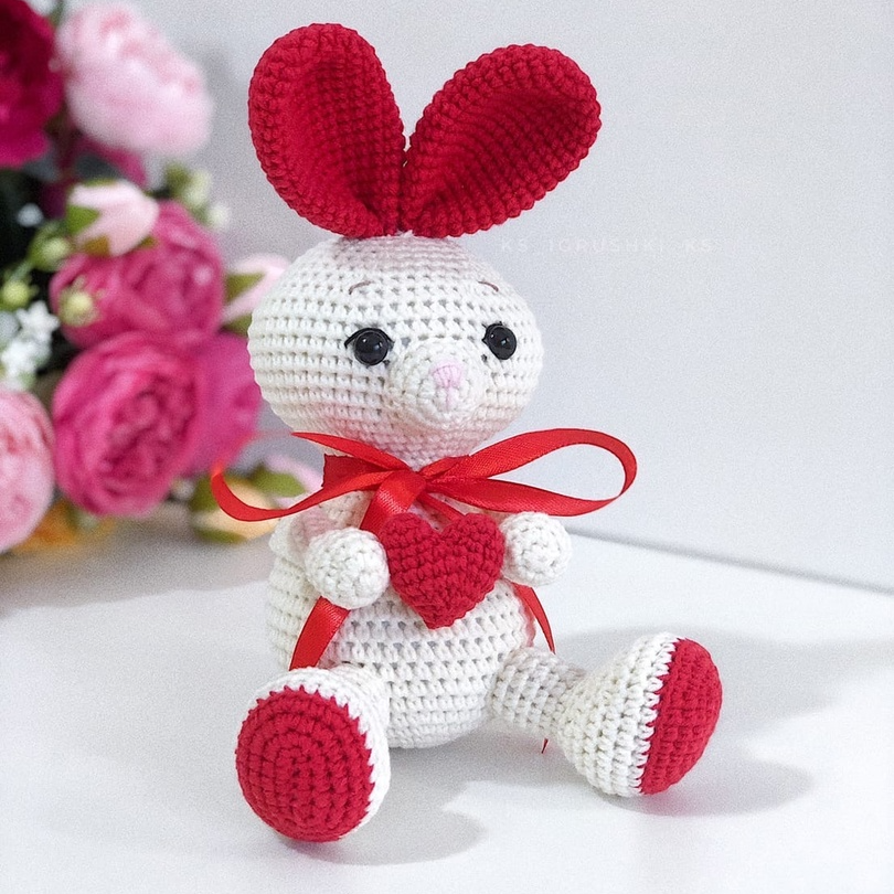 Crochet animal. Bunny with red heart | Inspire Uplift