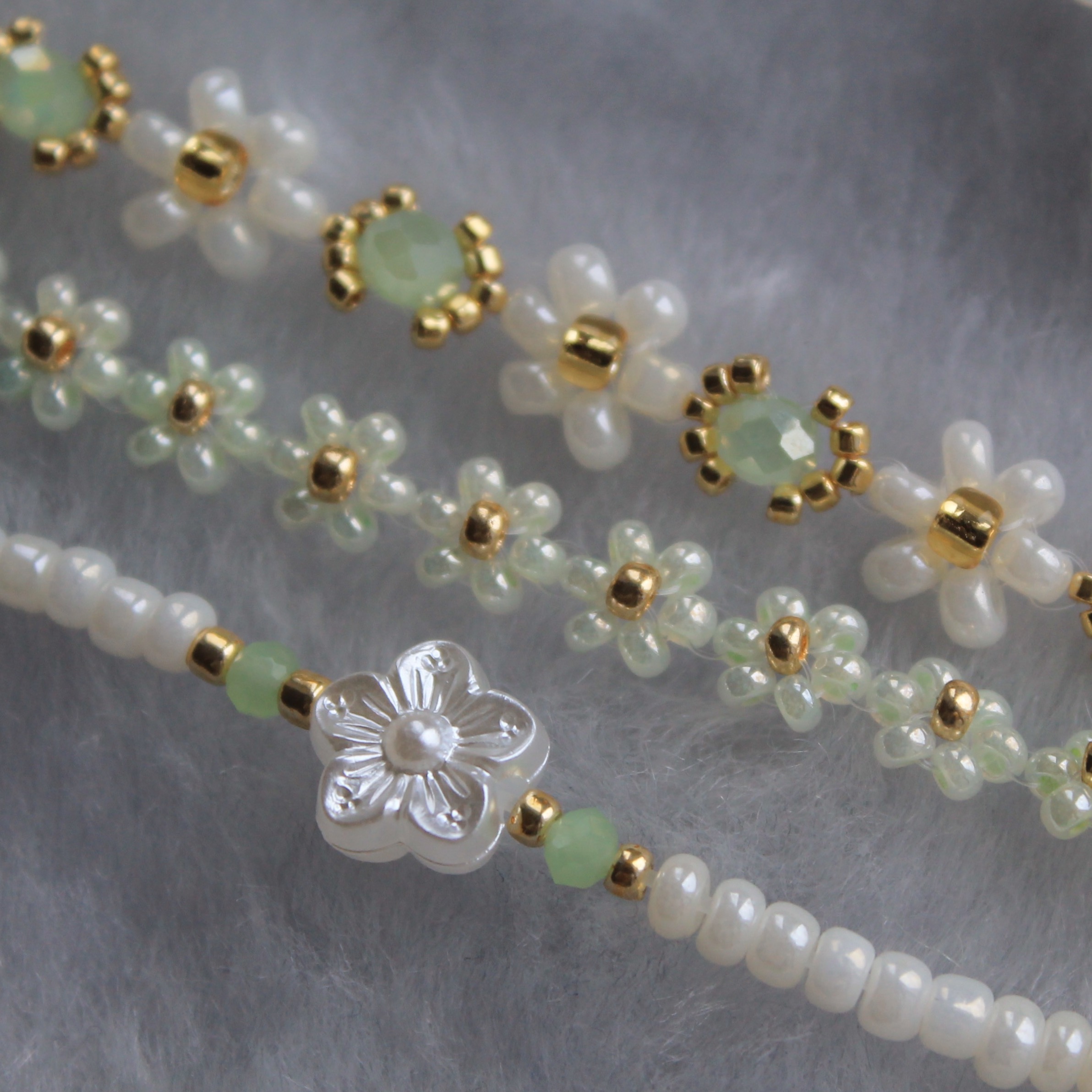 Flower bracelets set, Floral bracelets, Daisy bracelet, Bead | Inspire ...