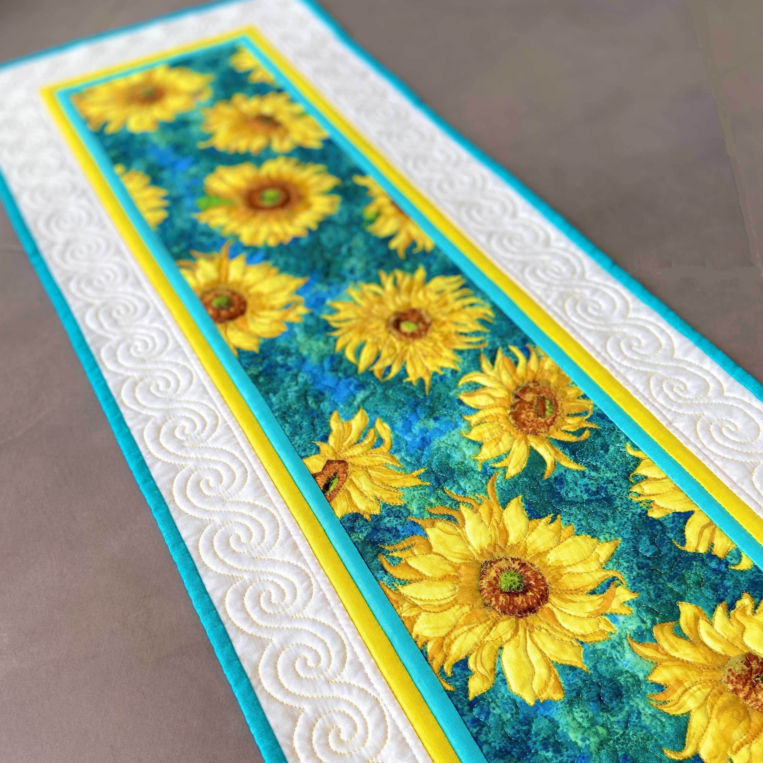 SUNFLOWER TABLE RUNNER, Autumn Quilt, Thanksgiving table dec | Inspire ...