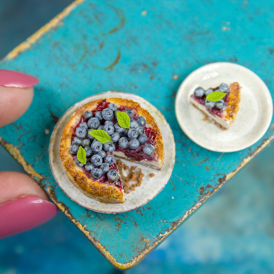 Miniature blueberry cake | Miniature cakes | Dollhouse minia - Inspire ...