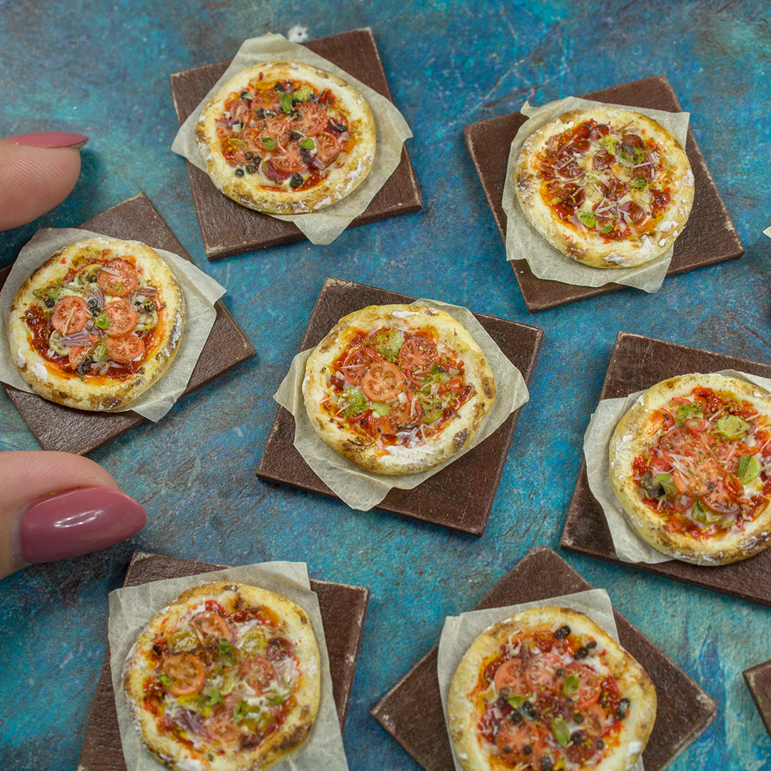 Miniature pepperoni pizza | Miniature pizza | Dollhouse mini - Inspire ...