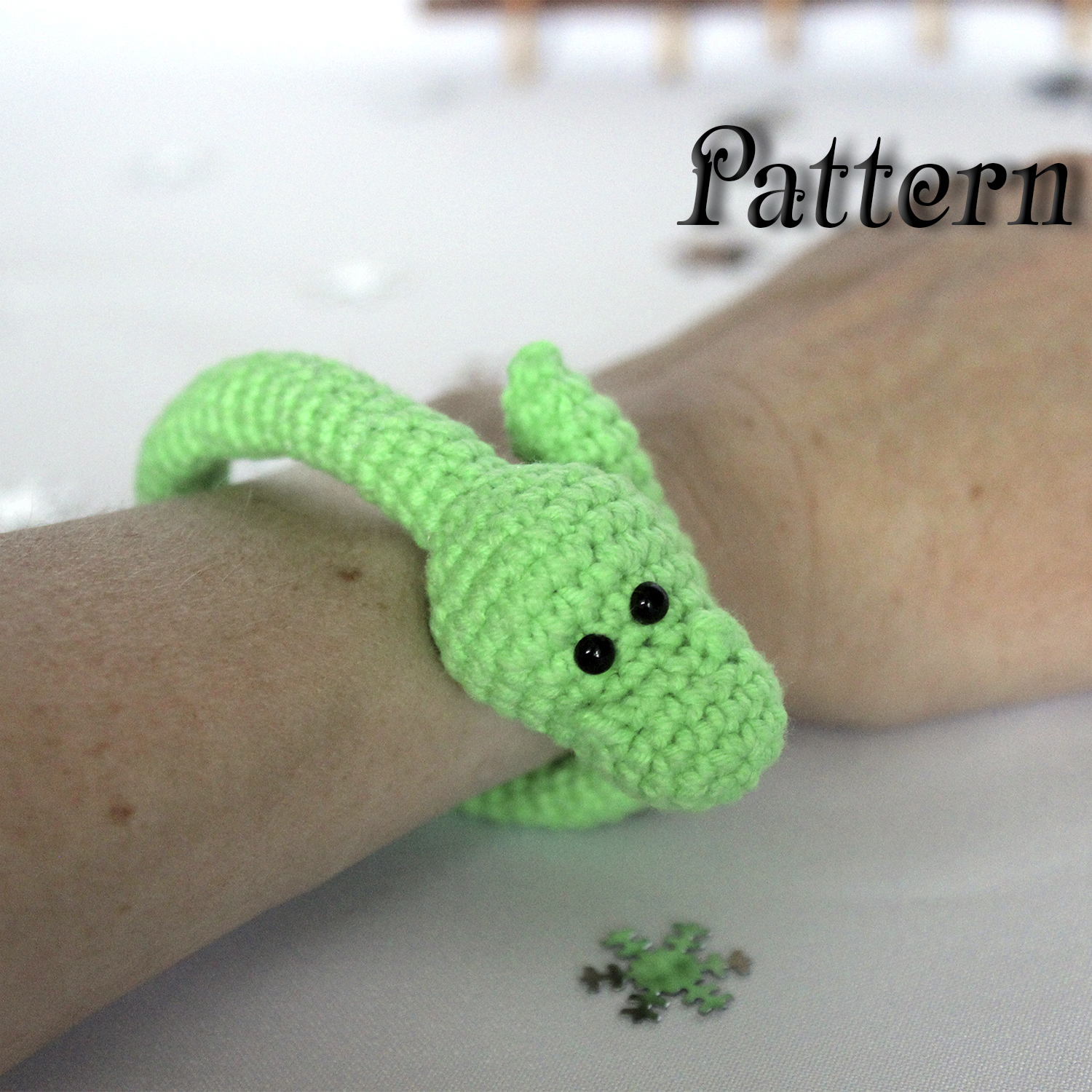 Easy crochet snake amigurumi keychain pattern | Inspire Uplift