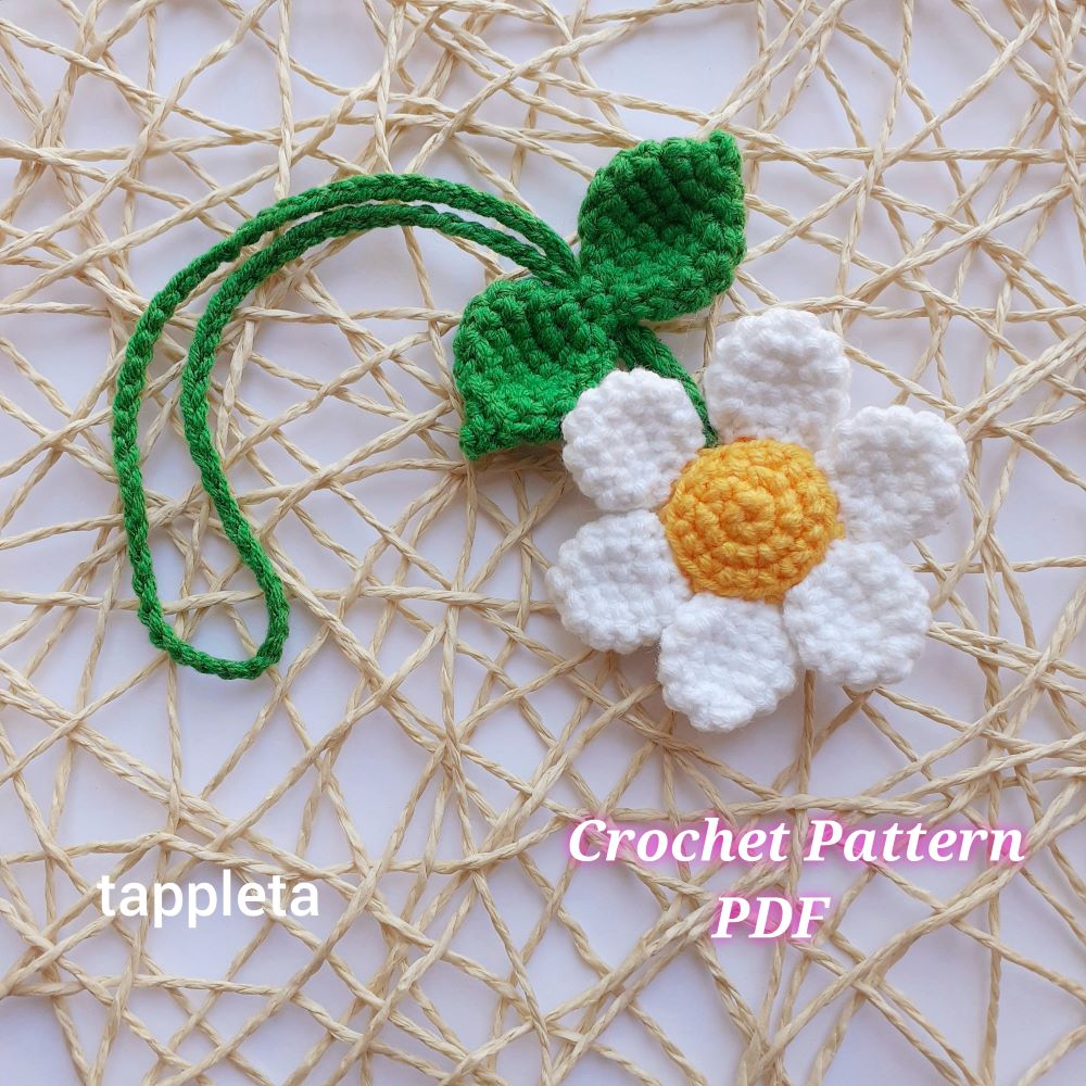 Daisy charm crochet pattern, Crochet daisy rear view mirror | Inspire ...